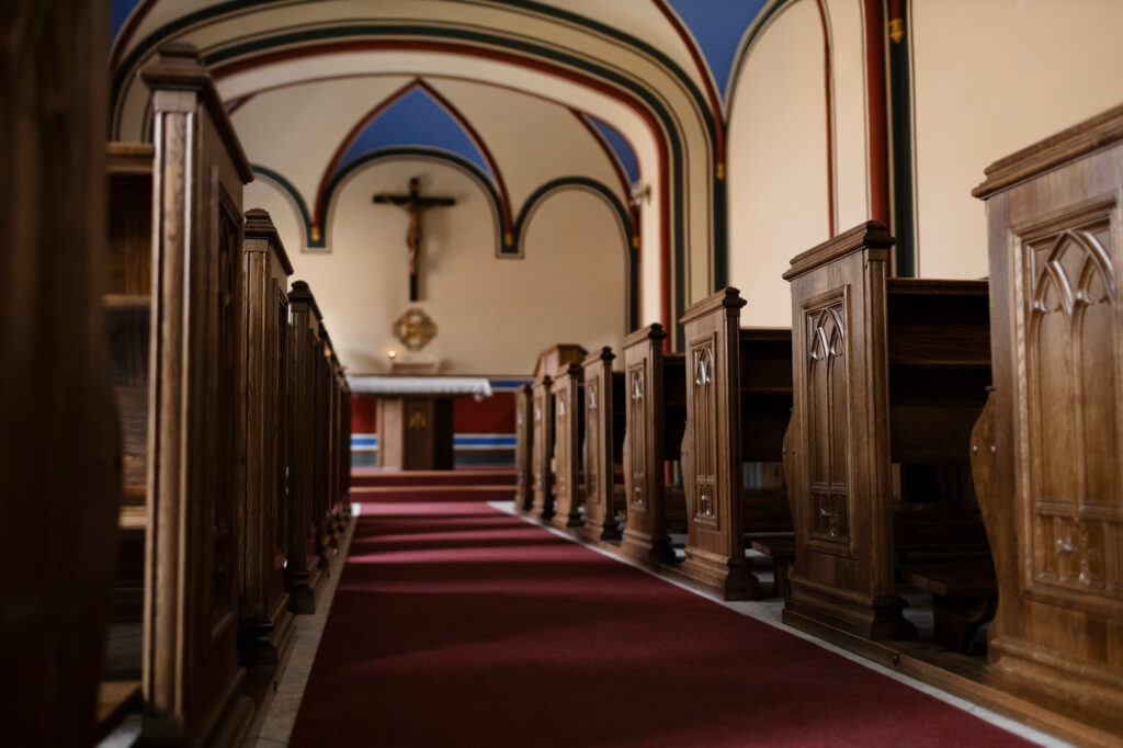 Creative Pew Refinishing: 20 Ideas for Old Church Pews